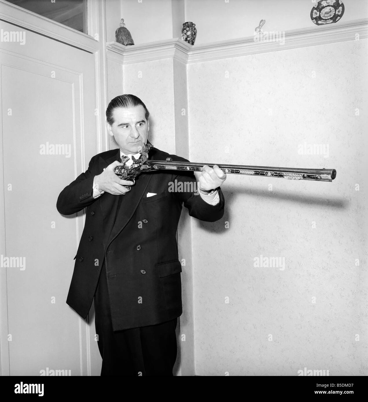 Pip Roberts un collectionneur d'armes à feu historiques, qu'on voit ici ...