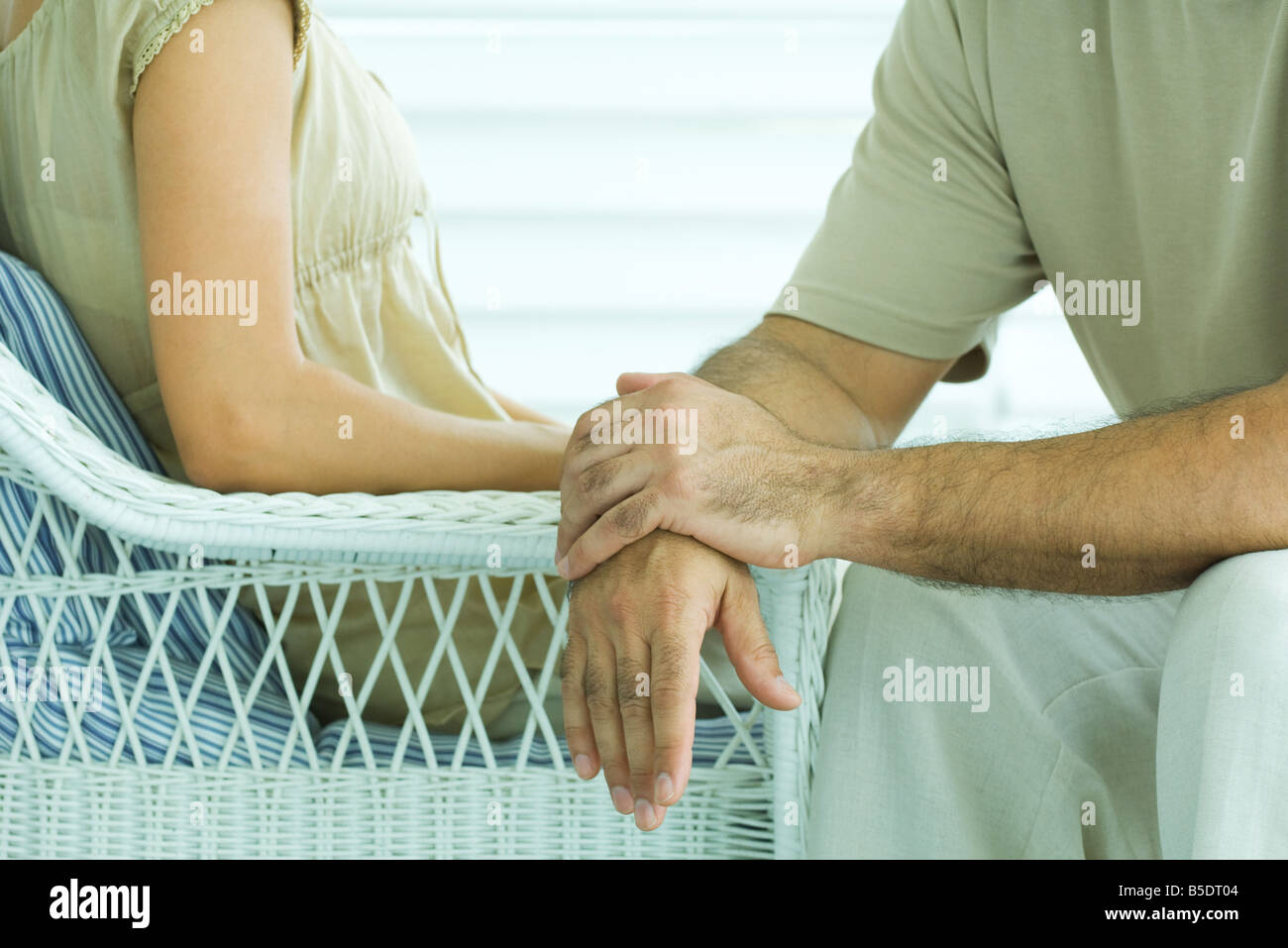 Homme assis fauteuil face Banque de photographies et d’images à haute ...