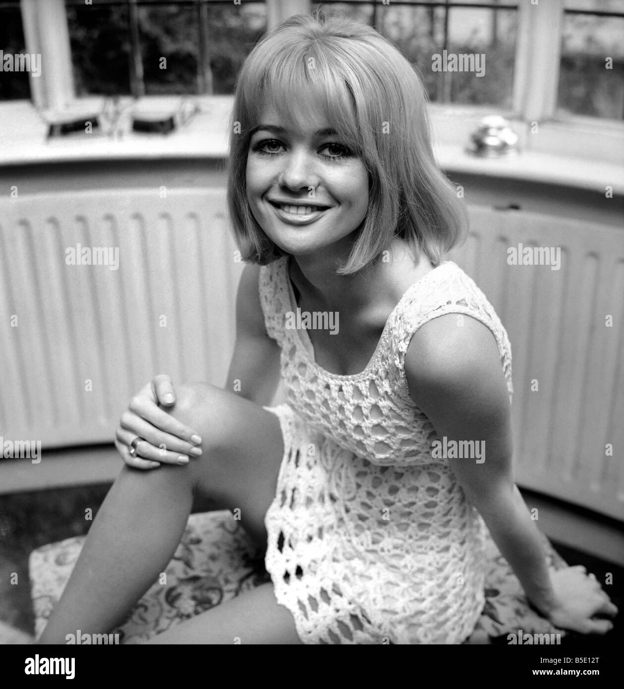 Judy geeson Banque de photographies et d’images à haute résolution - Alamy
