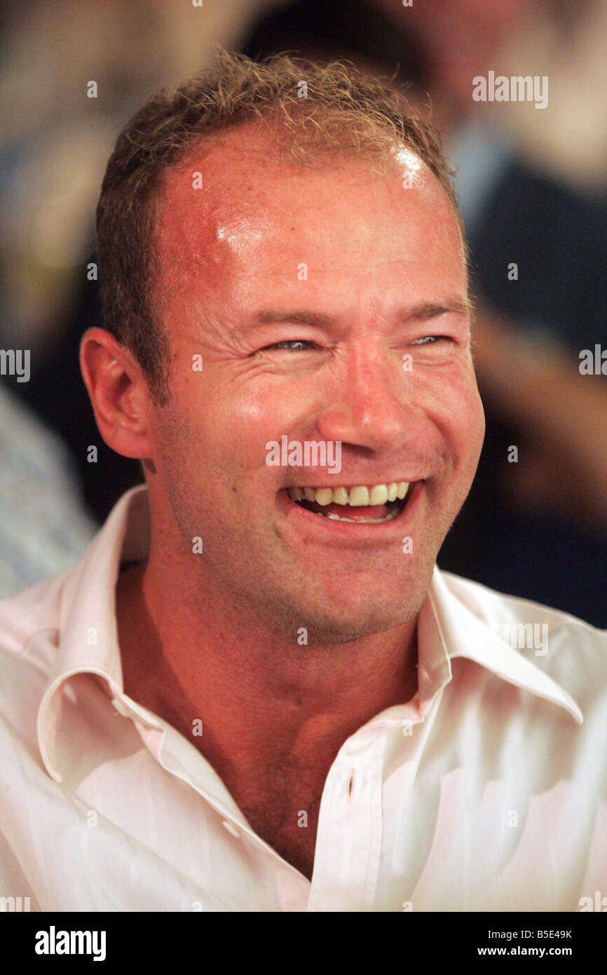 Expert de football en riant Banque de photographies et d’images à haute ...