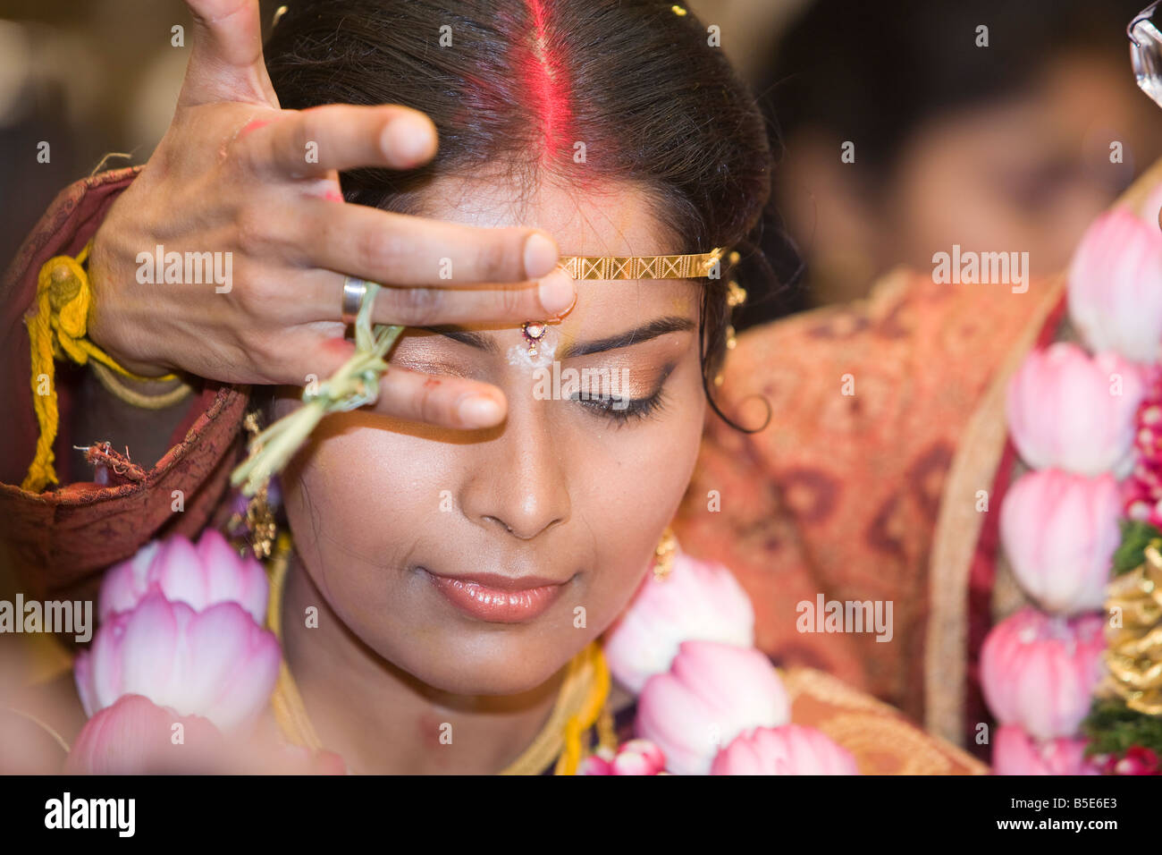 Bindi red Banque de photographies et d’images à haute résolution - Alamy