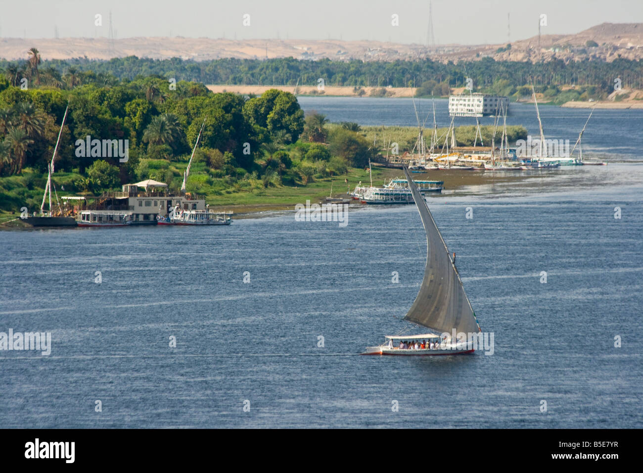 Voilier felouque sur le Nil à Assouan Egypte Photo Stock - Alamy