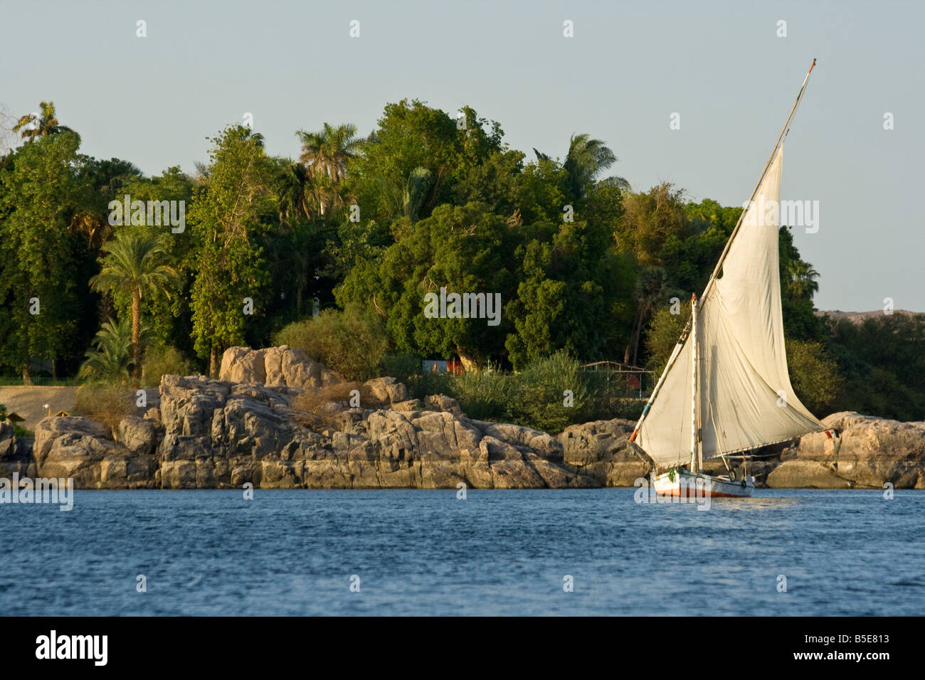 Voilier felouque sur le Nil à Assouan Egypte Photo Stock - Alamy