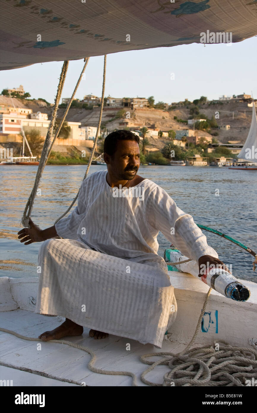 Le capitaine d'une felouque sur le Nil à Assouan Egypte Photo Stock - Alamy