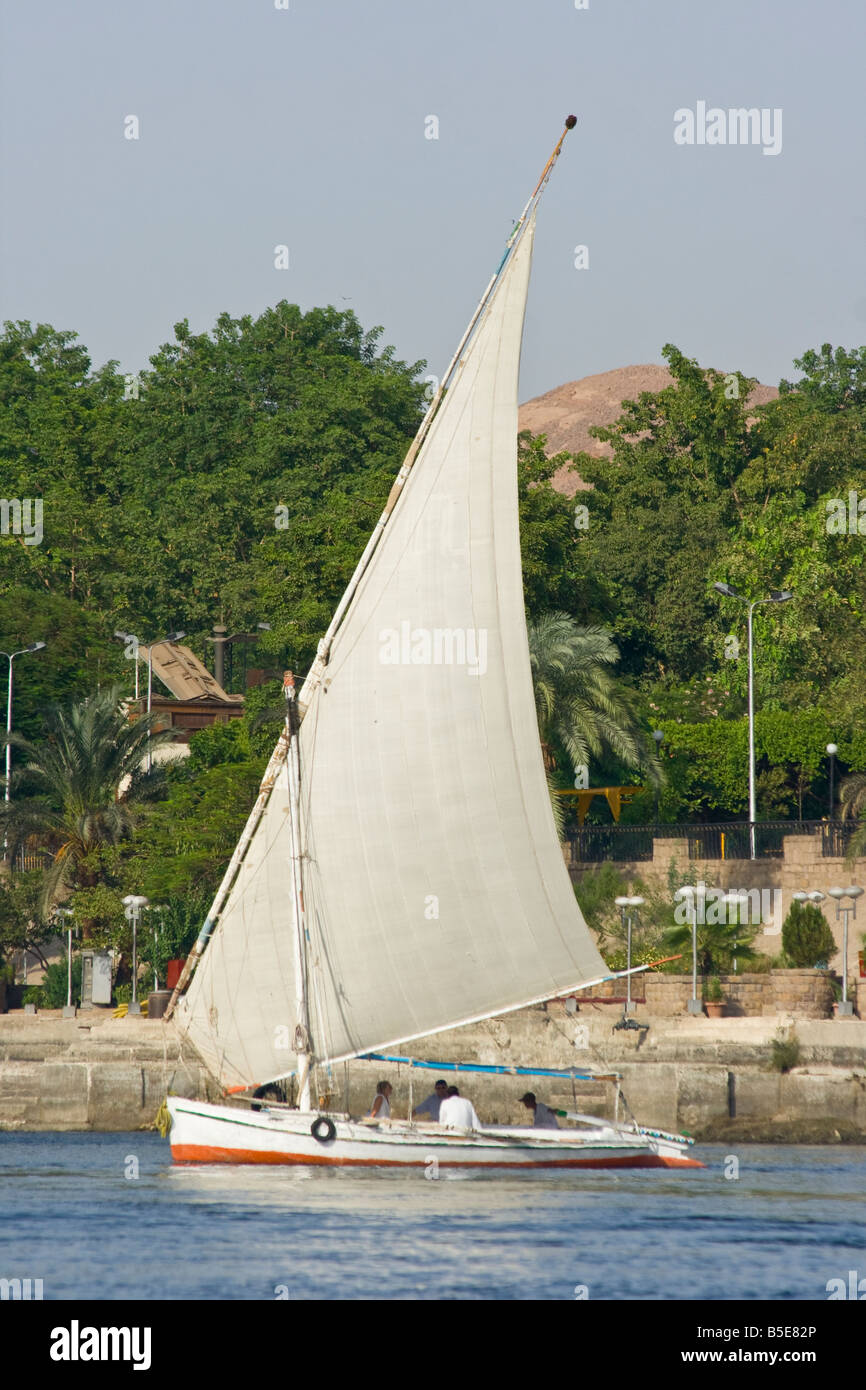 Voilier felouque sur le Nil à Assouan Egypte Photo Stock - Alamy