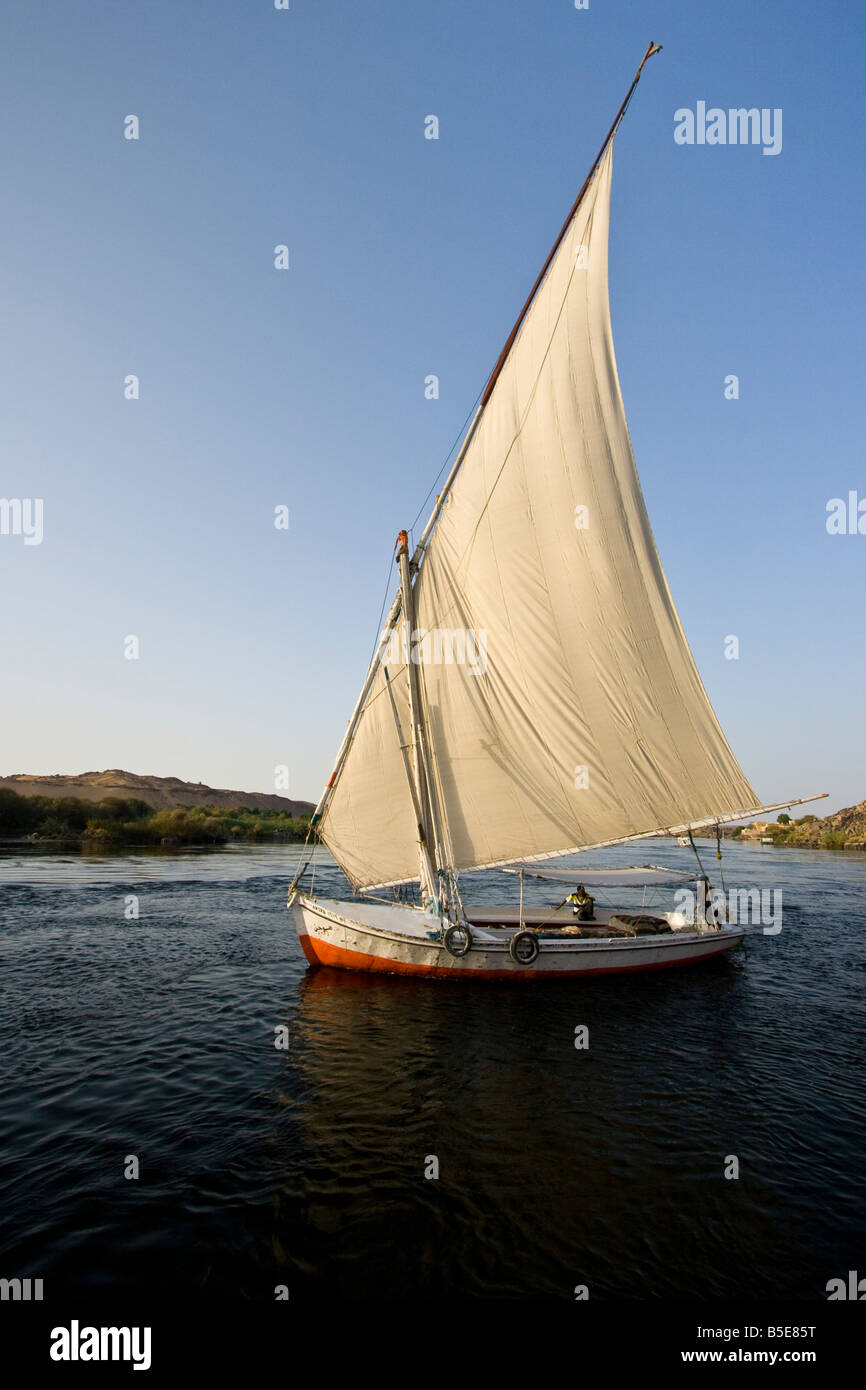 Voilier felouque sur le Nil à Assouan Egypte Photo Stock - Alamy