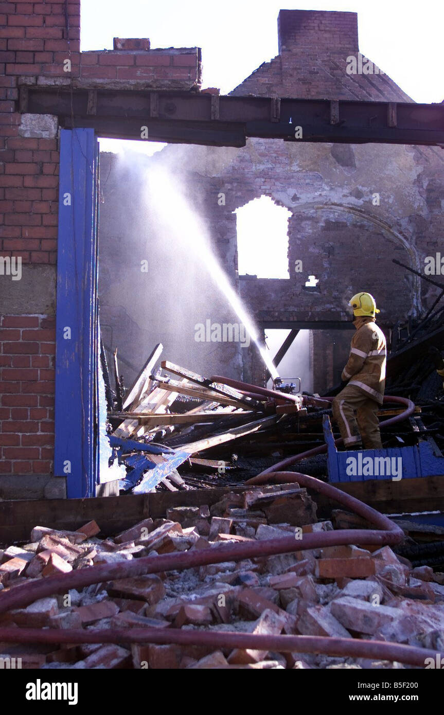 Les équipes d'incendie vers le bas humide le matin après le violent ...