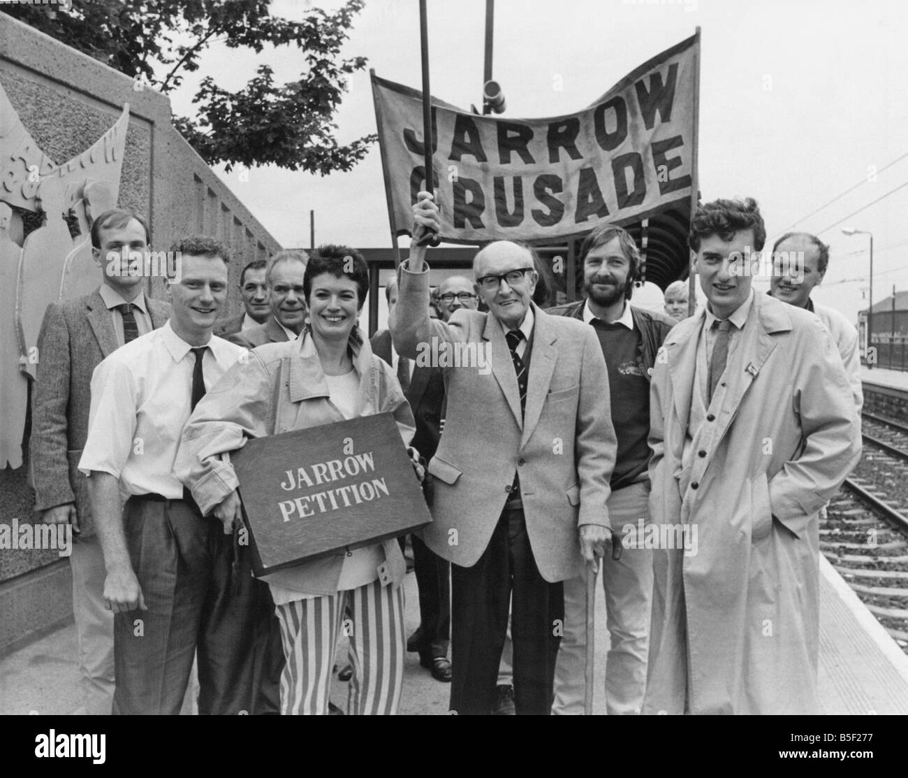 Marching 1980s Banque d'images noir et blanc - Alamy