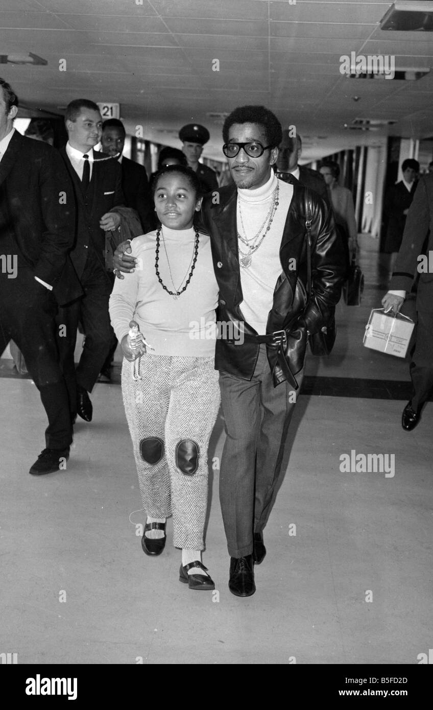 Sammy Davis Jr arrivant à Heathrow avec Egey Rhodes la fille de son ...