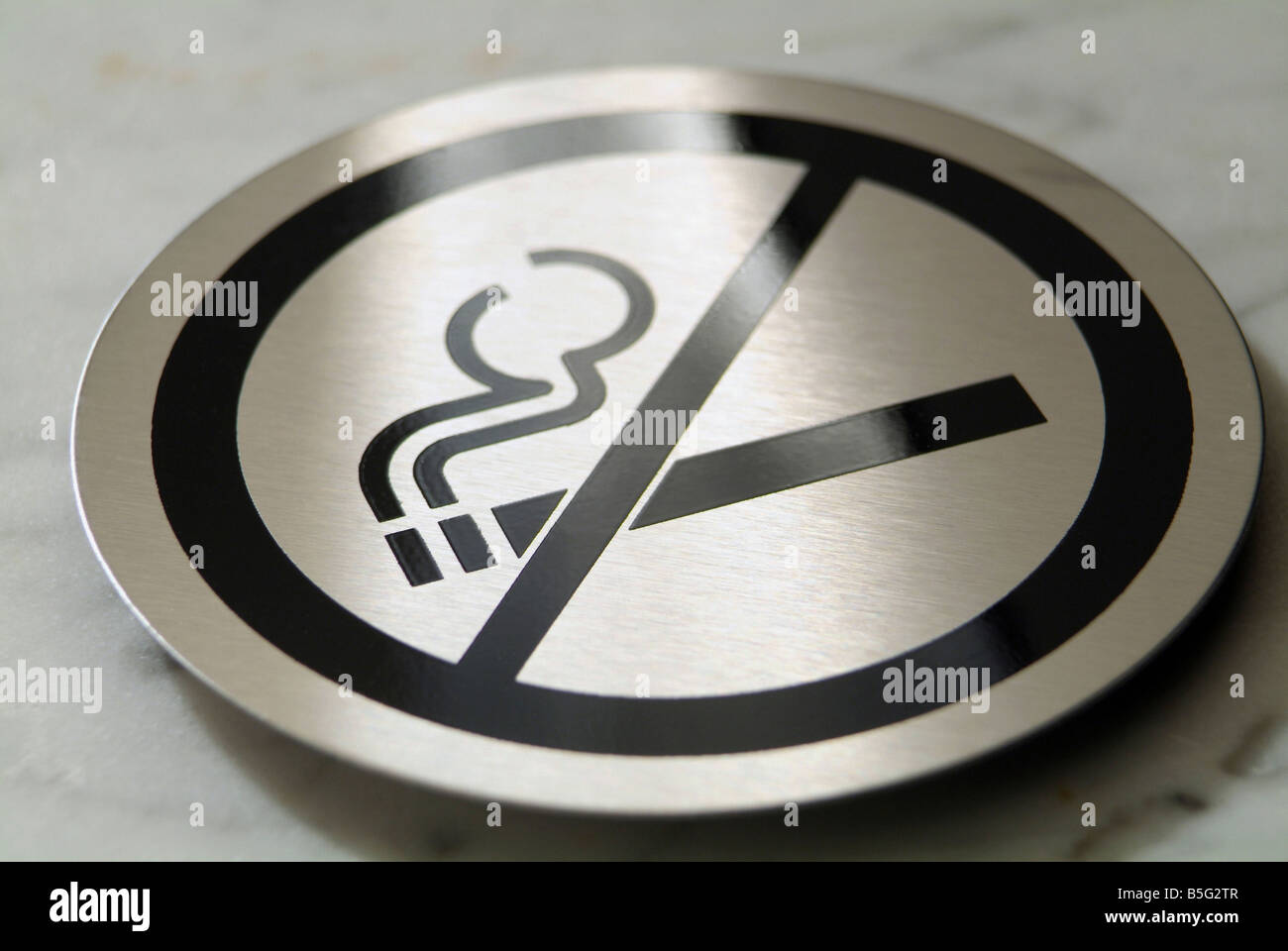 Symbols warning cigarette Banque de photographies et d’images à haute ...