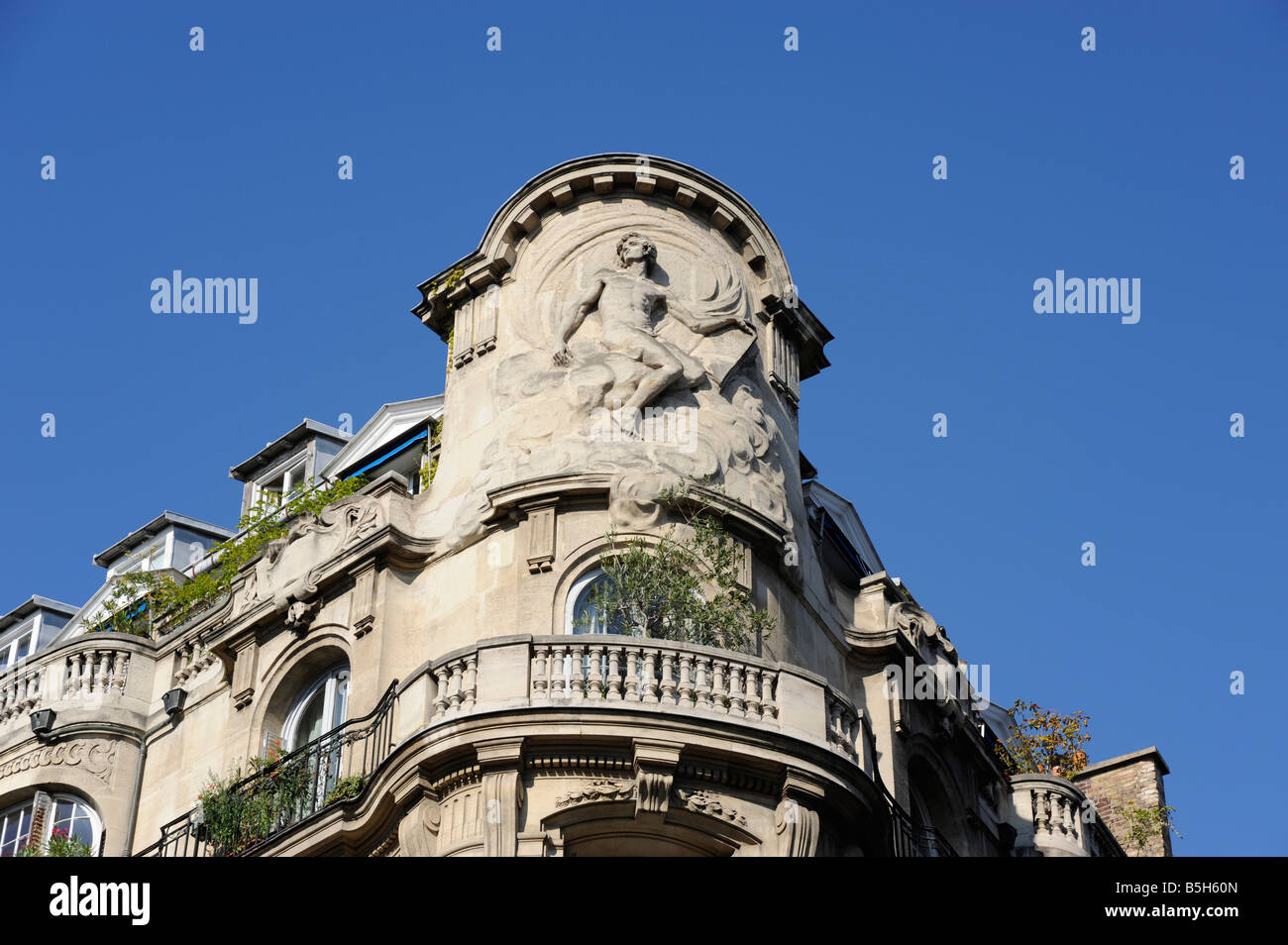 Façade en pierre haussmann Banque de photographies et d’images à haute ...