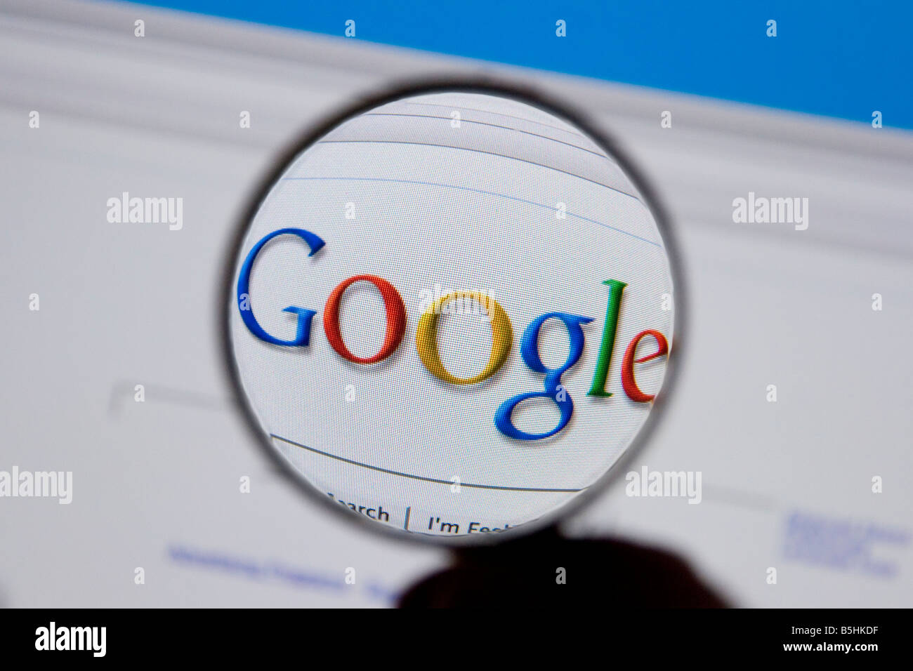 Logo Google sur l'écran d'un ordinateur avec une loupe Photo Stock - Alamy