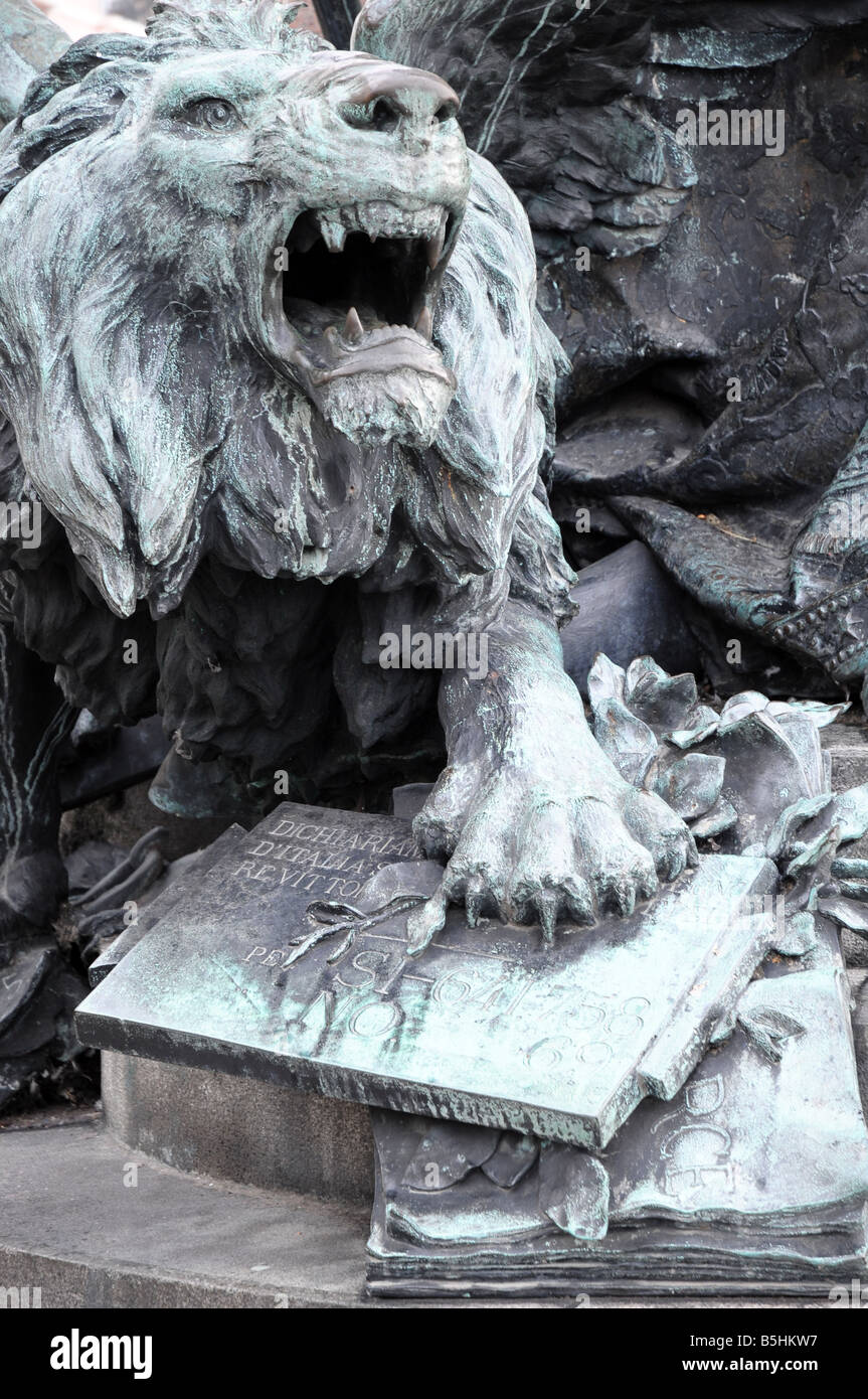 Lion rugissant de bronze de St Marc et à partir de la base du Victor ...