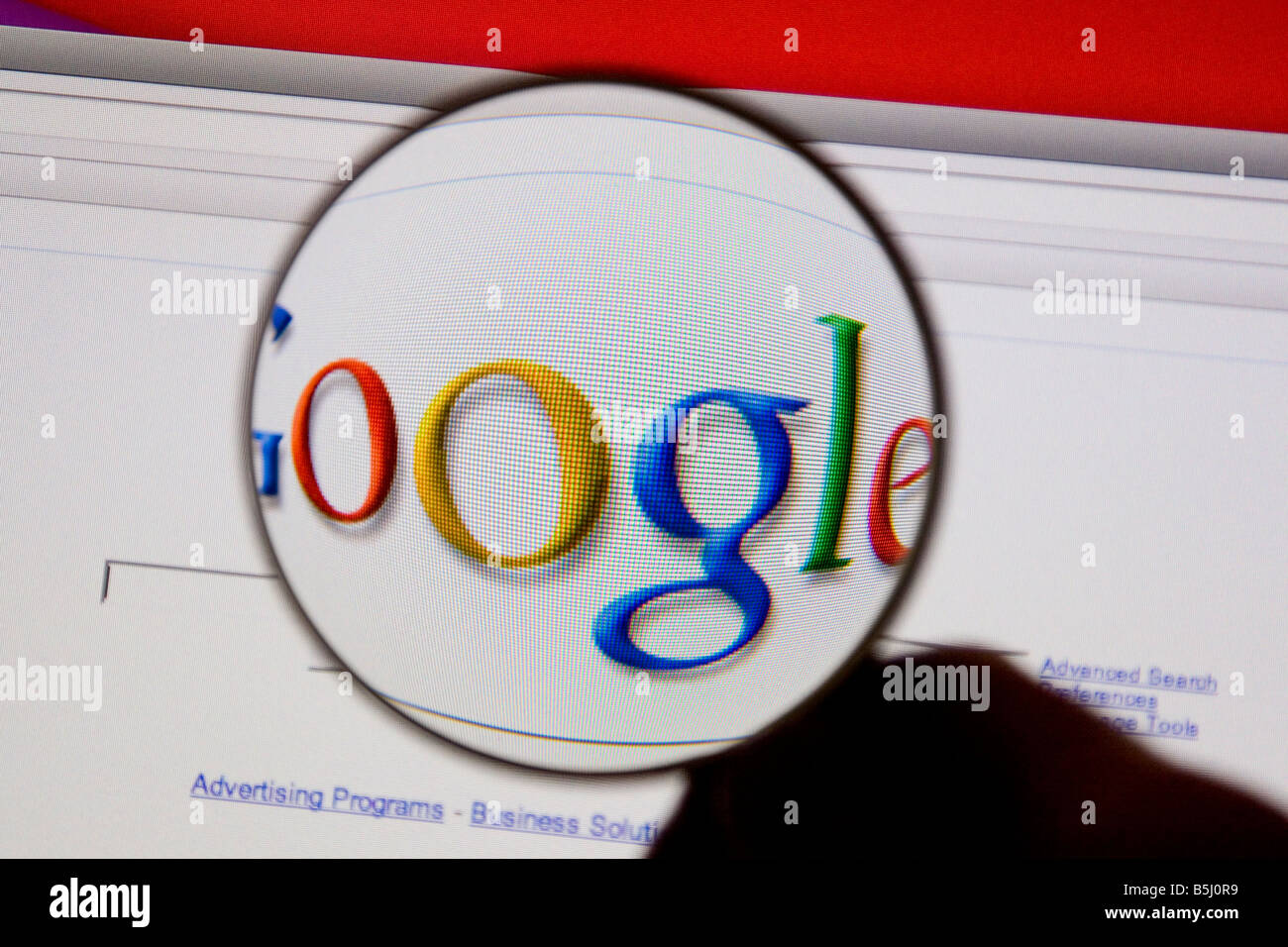 Logo Google sur l'écran d'un ordinateur avec une loupe Photo Stock - Alamy