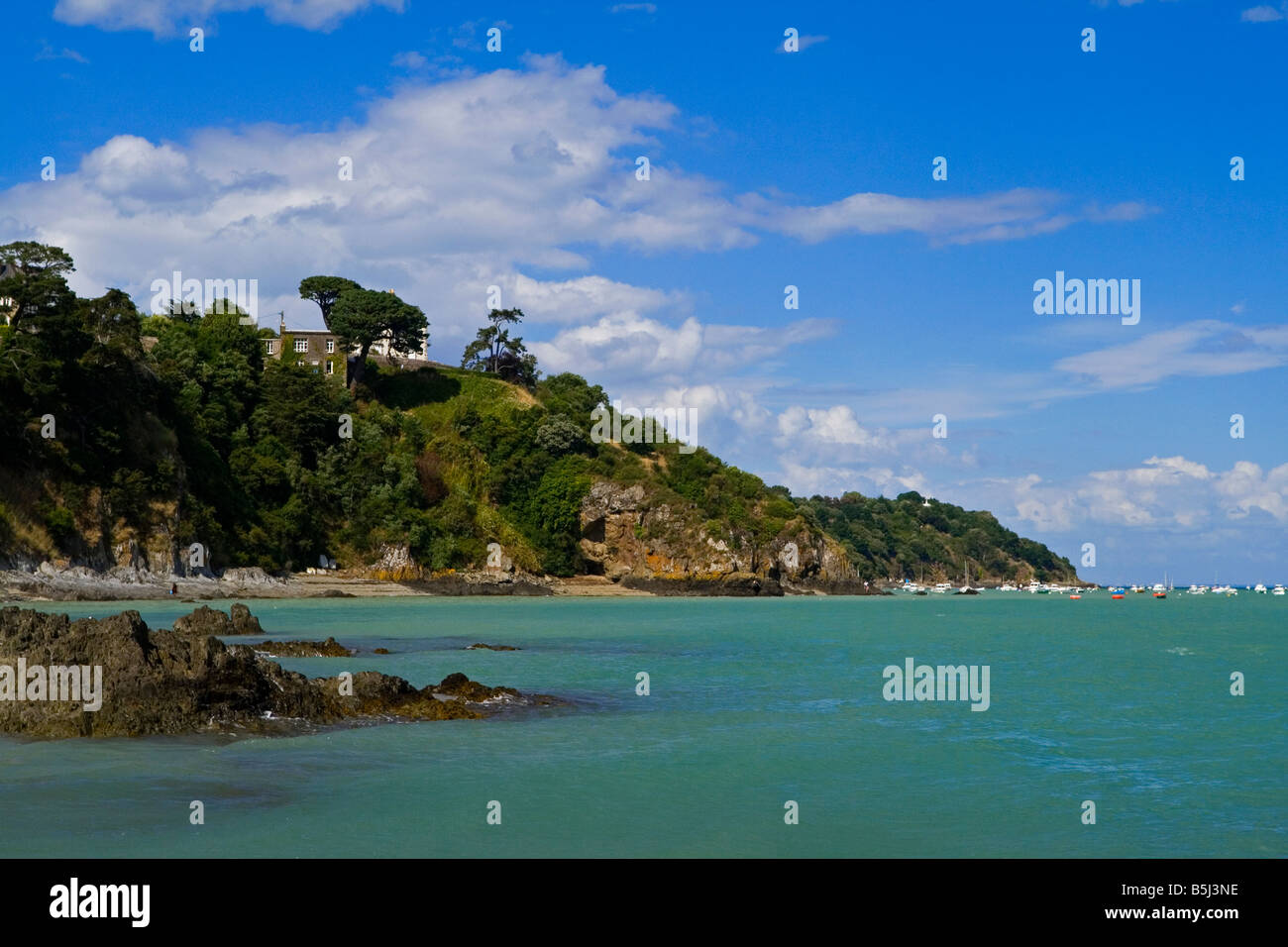 Sur la plage et la mer à Cancale sur la Côte d'Émeraude du nord de la ...