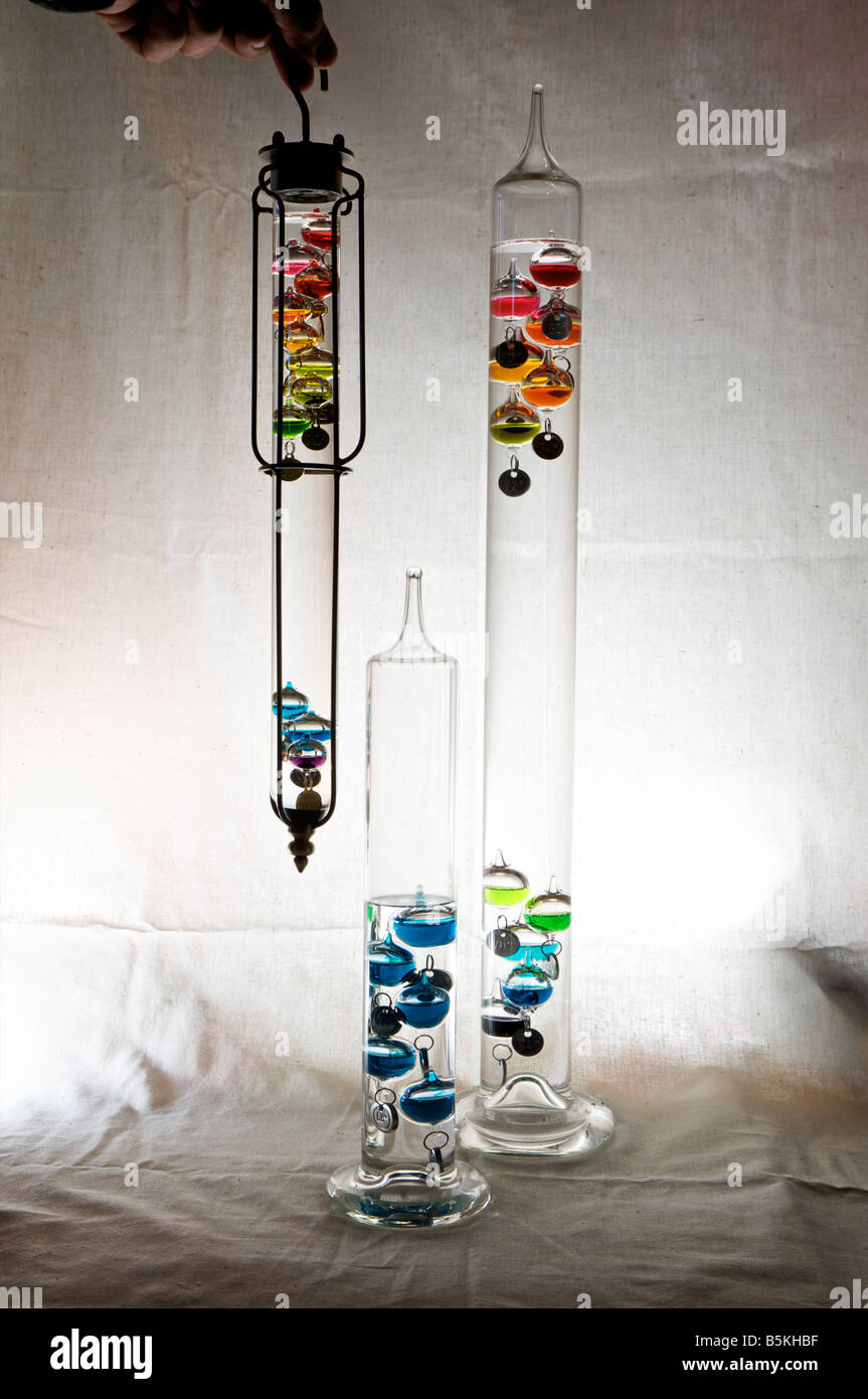 3 styles de la célèbre Thermomètre Galileo inventé en 1620 Photo Stock ...