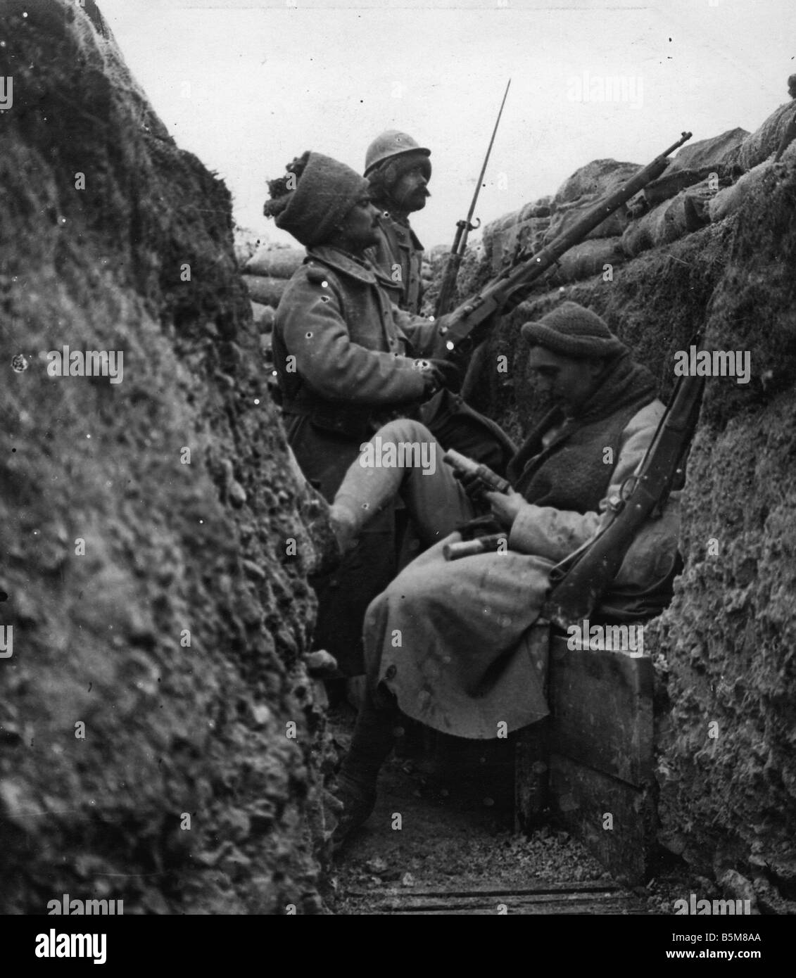 2 G55 F1 1915 12 soldats français dans les tranchées de la Première ...