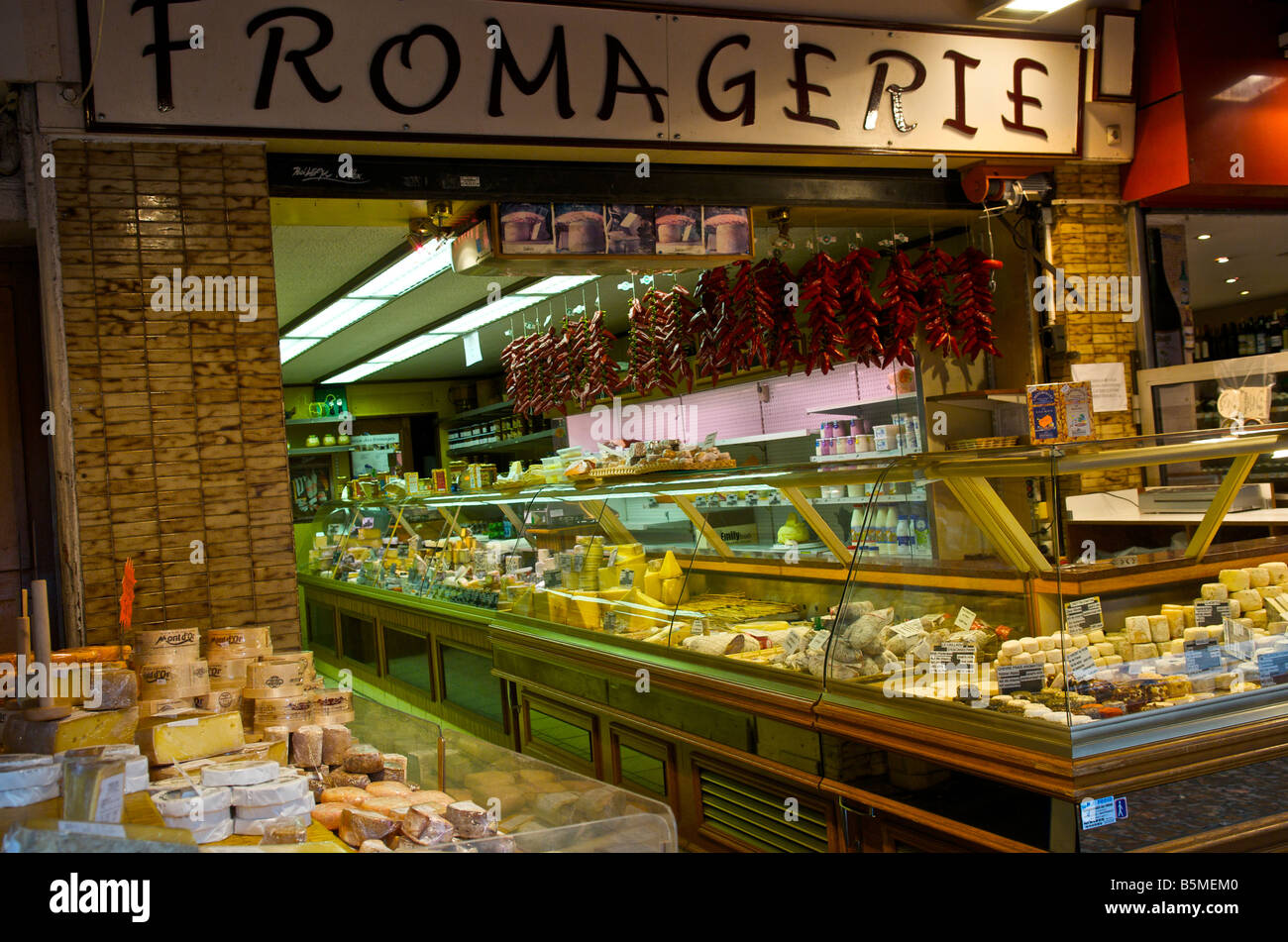 Fromagerie fromagerie ou dans la Rue Mouffetard market in Paris France ...