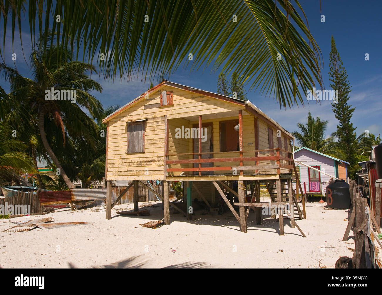 CAYE CAULKER BELIZE maison en bois sur pilotis sur la plage de sable ...