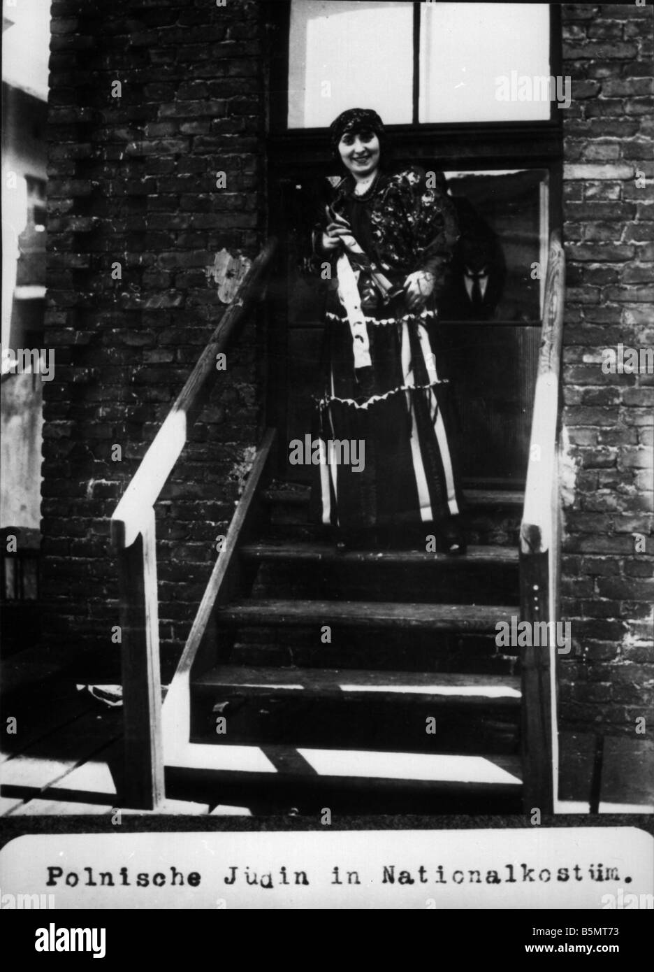 Femme juive polonaise en costume traditionnel Banque de photographies ...