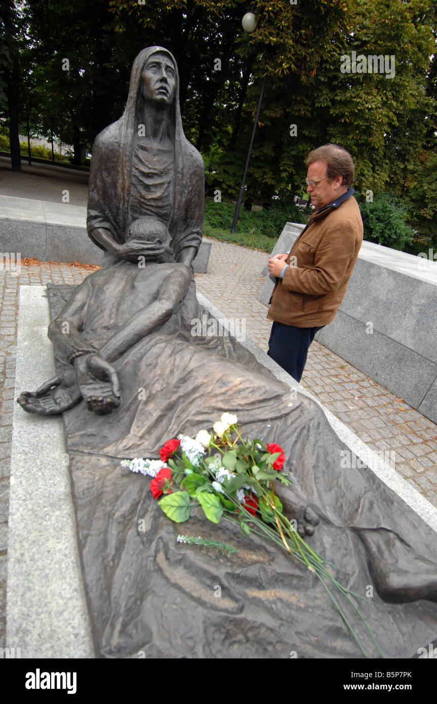 Katyn massacre memorial wroclaw poland Banque de photographies et d ...