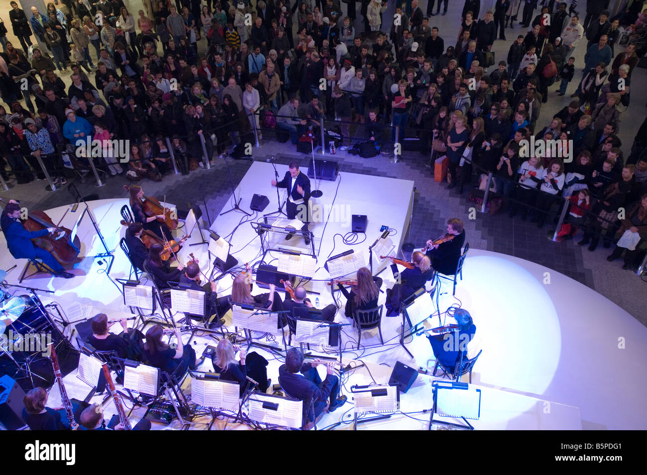 Ouverture de la saison de Noël à Westfield Shopping Centre Ville ...