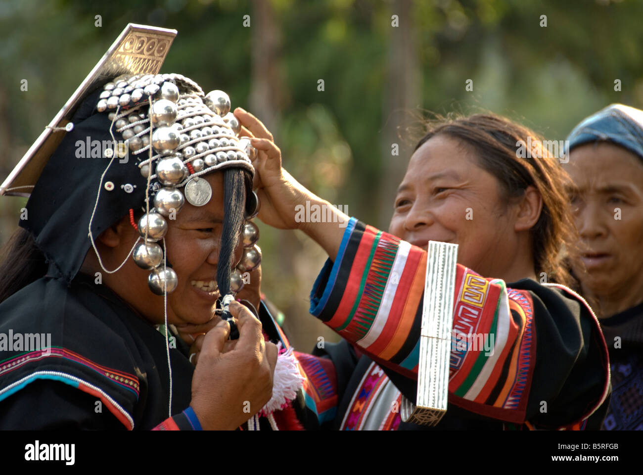 La tribu Akha woman getting habillé dans son costume traditionnel dans ...