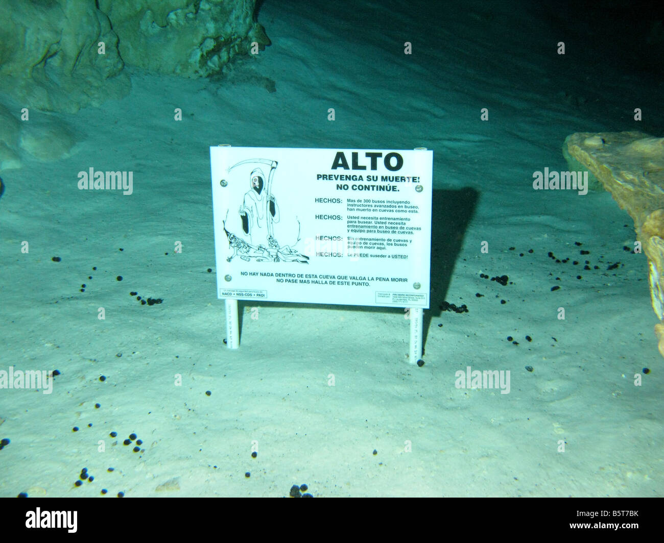 Underwater cave diving warning sign Banque de photographies et d’images ...