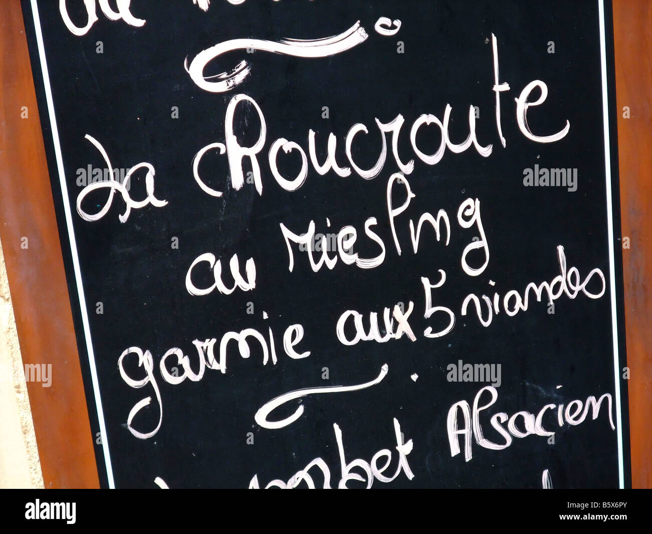 Restaurant alsacien blackboard menu avec la choucroute Riesling avec ...