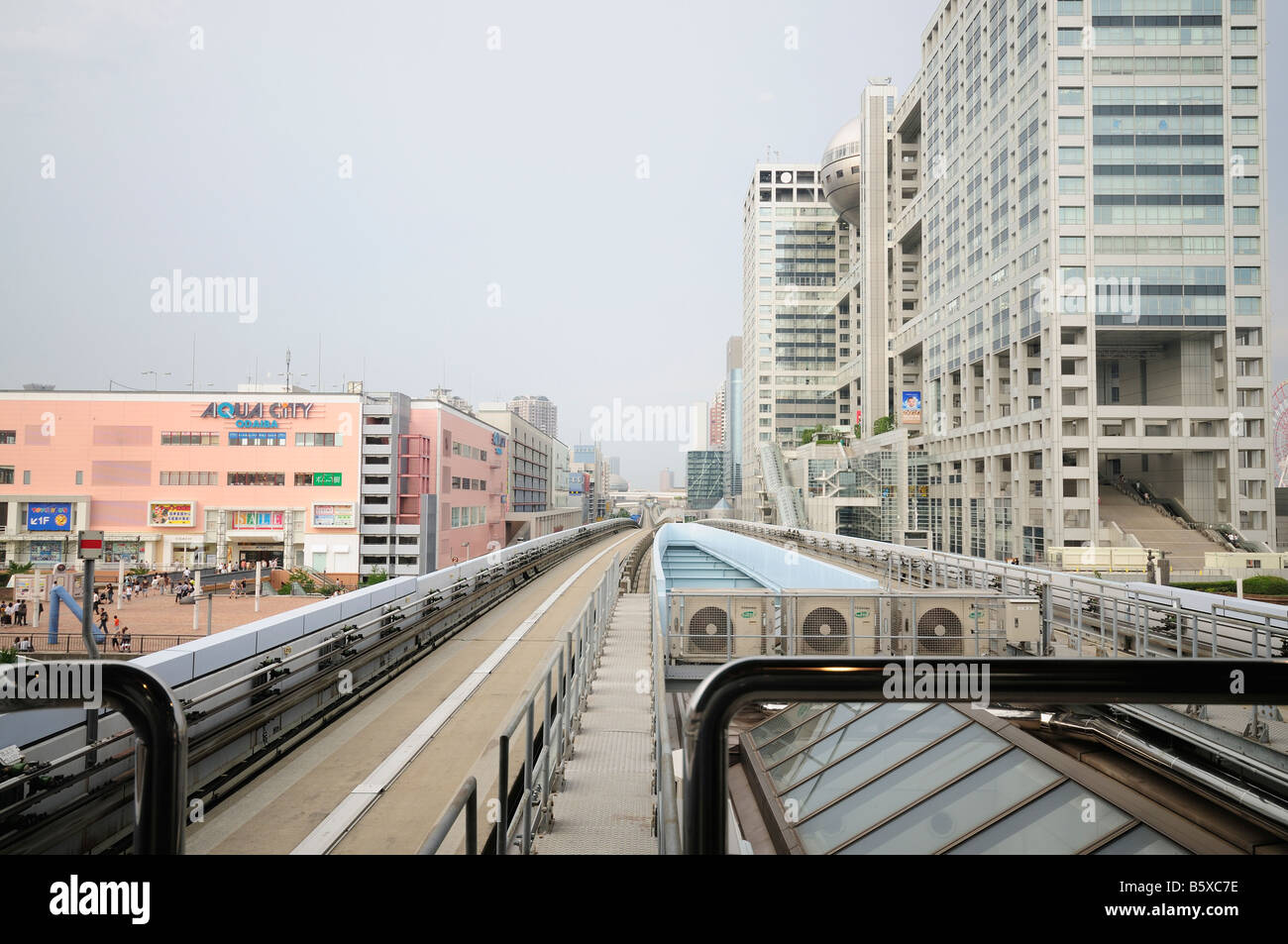 Les voies de guidage automatique du train (ligne Yurikamome) vu de la ...