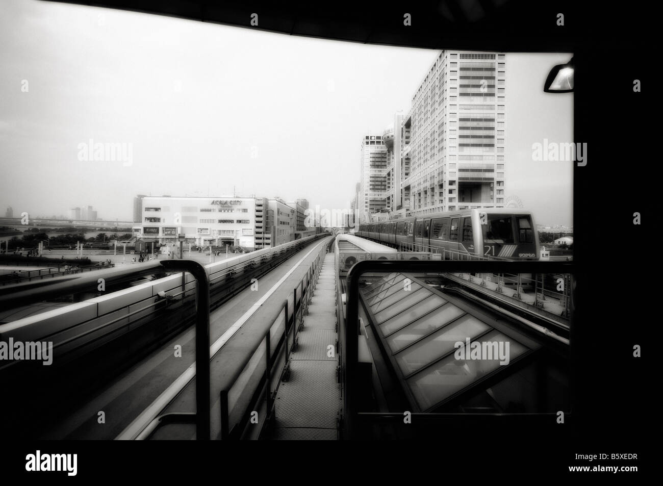 Les voies de guidage automatique du train (ligne Yurikamome) vu de la ...