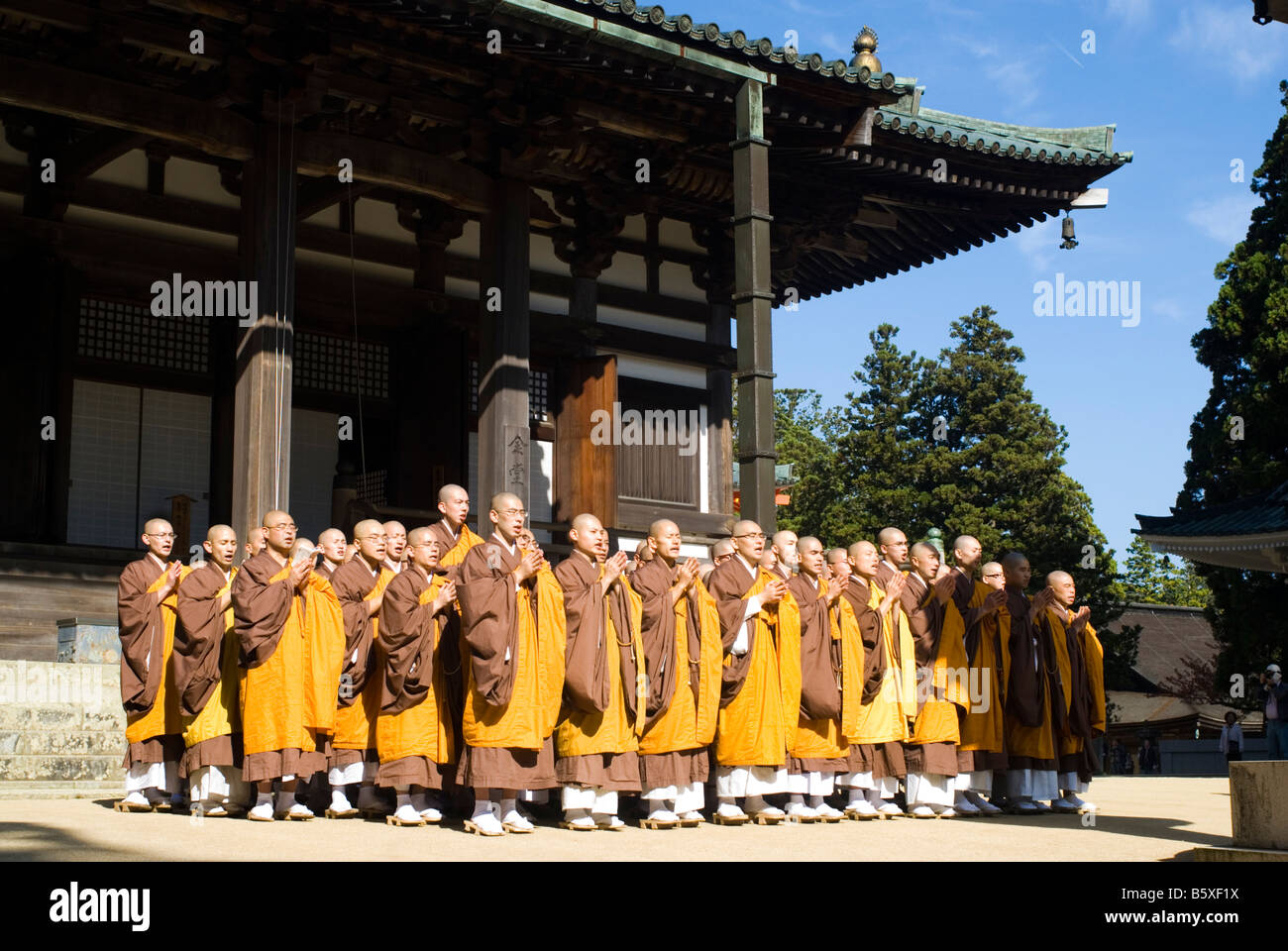 Les moines shingon bouddhistes prient dans Danjo Garan KOYASAN complexe ...