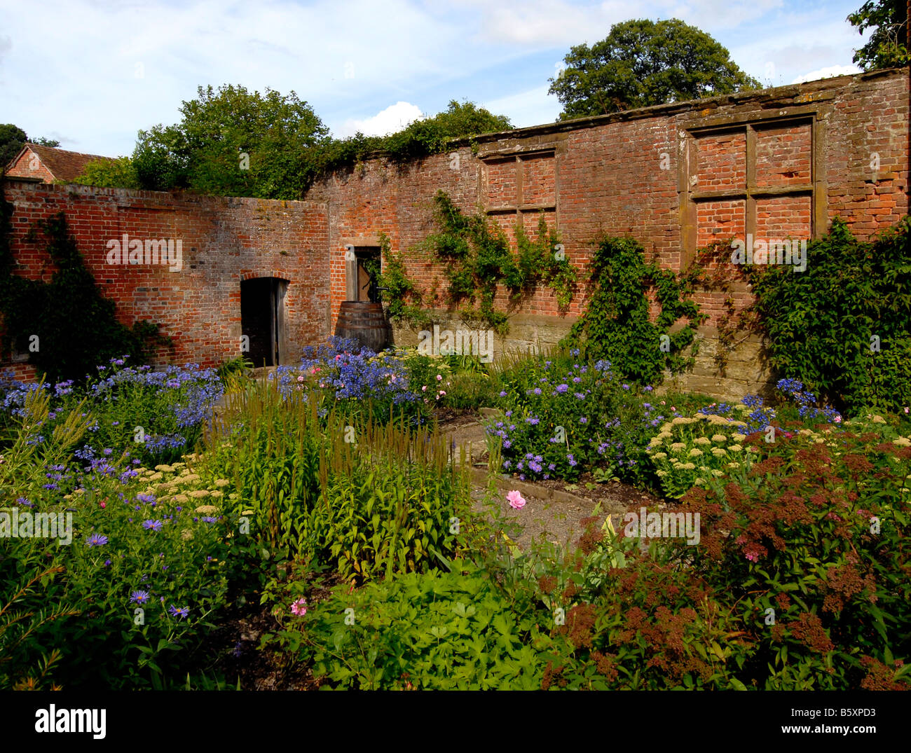 Jardin clos de murs Banque de photographies et d’images à haute ...