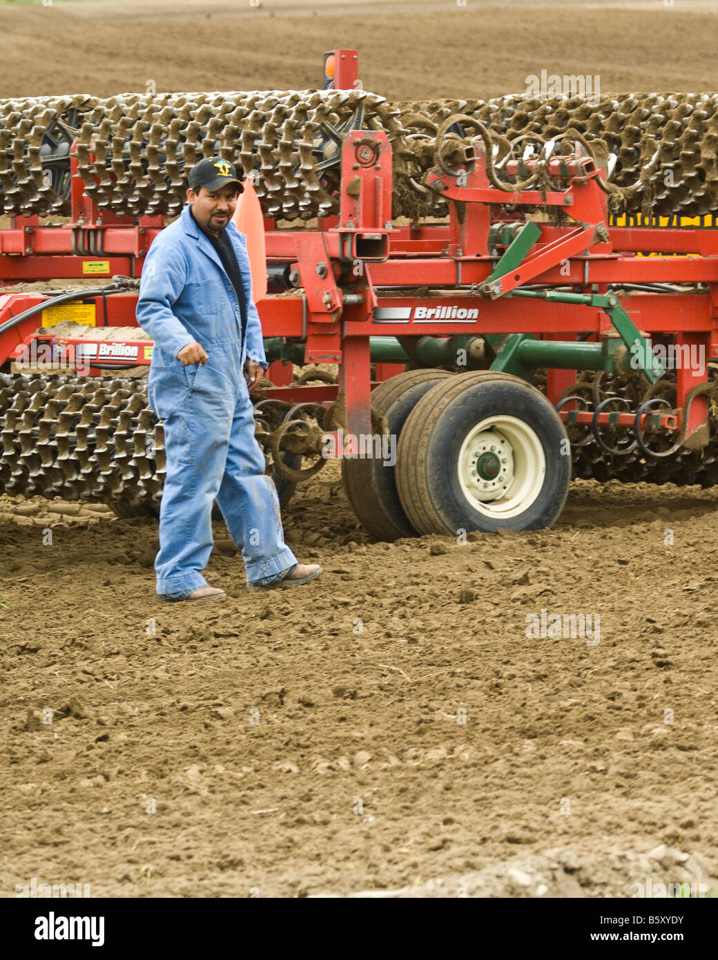 La main ferme prépare un outil en tracteur pour le transport Photo ...