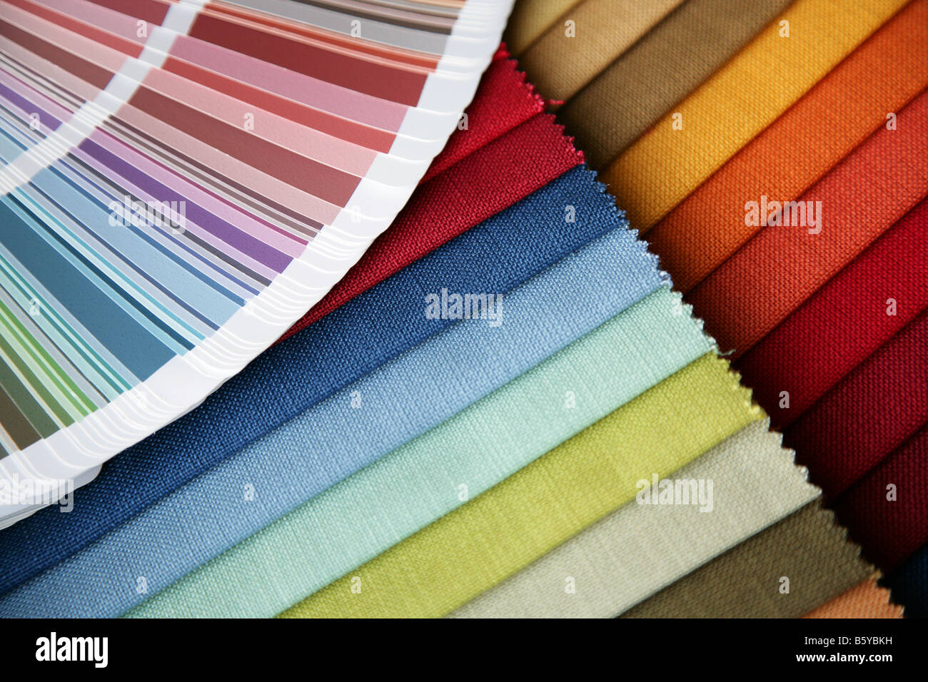 Échantillons d'un tissu et ouvert carte de couleurs avec différentes ...