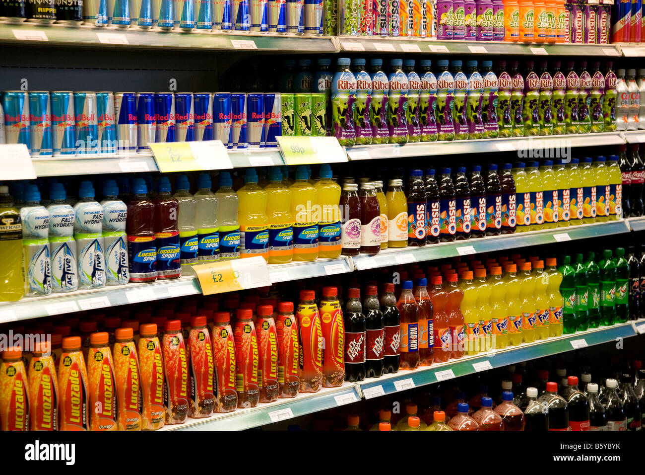 Les boissons gazeuses et les boissons énergisantes en vente dans un ...
