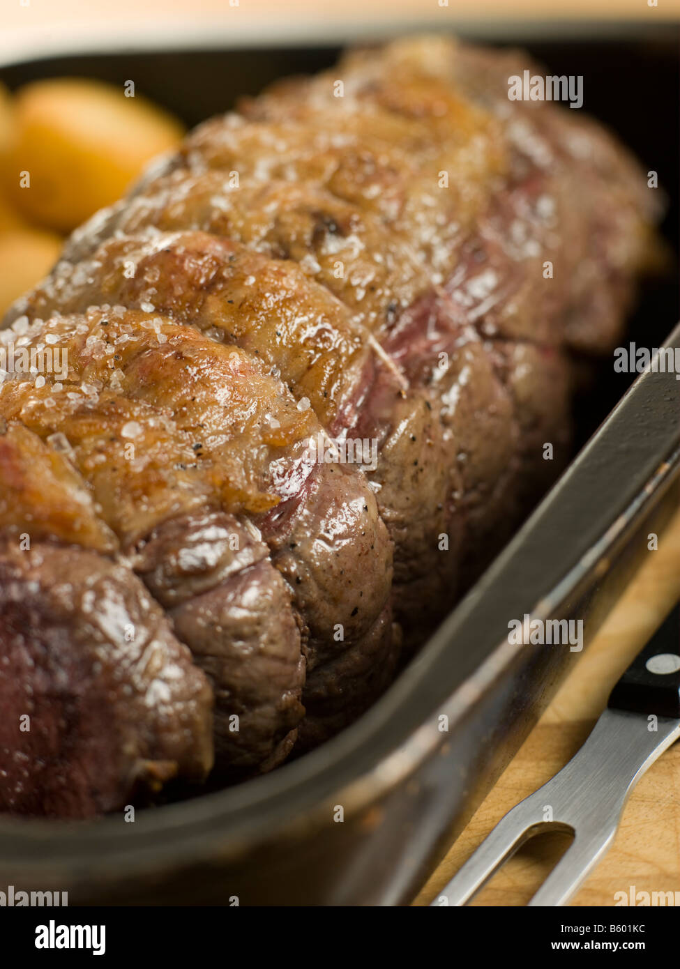 Topside rôti de boeuf britannique dans un bac avec des pommes de terre ...
