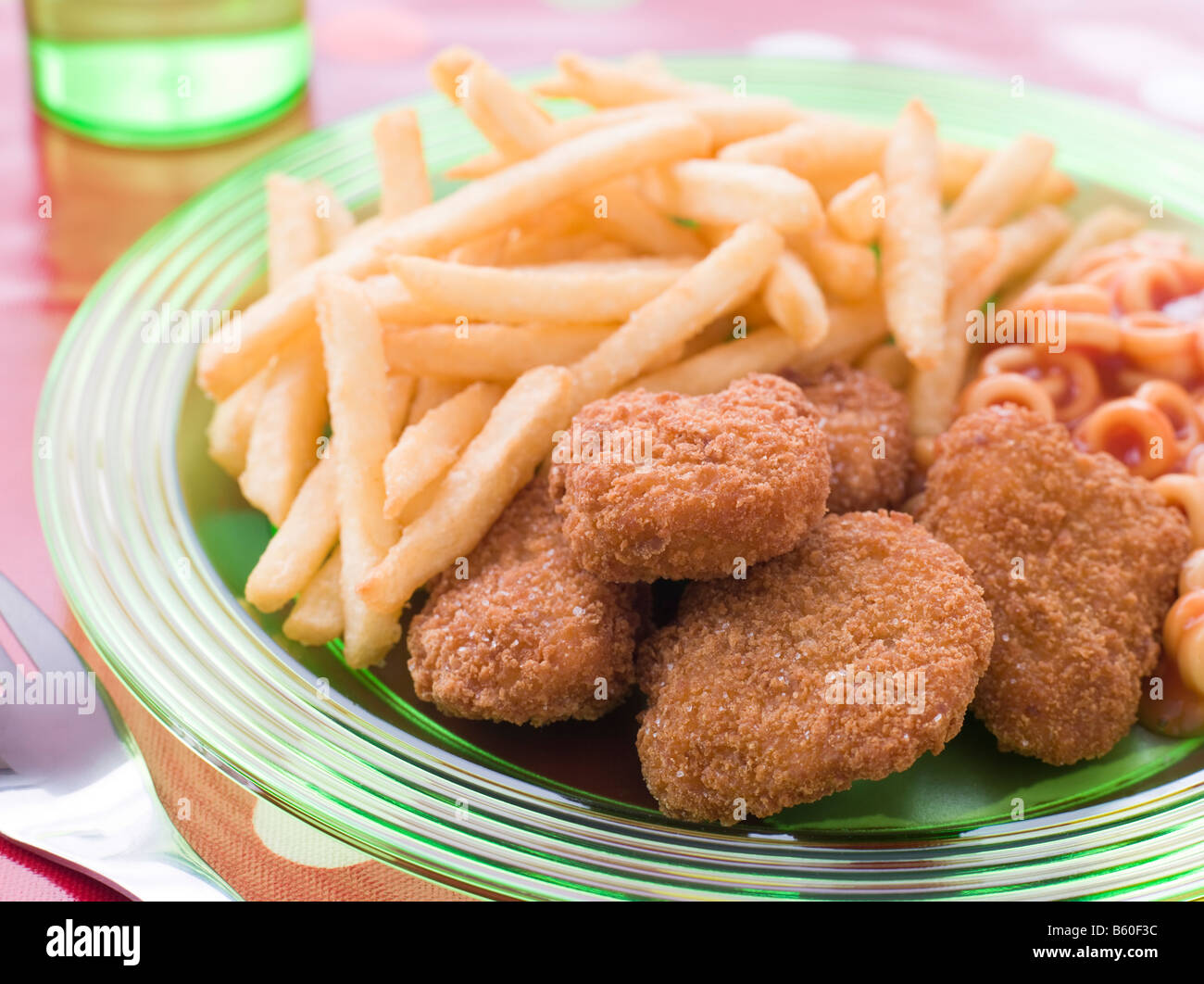 Spaghetti chicken nuggets pasta sauce Banque de photographies et d ...