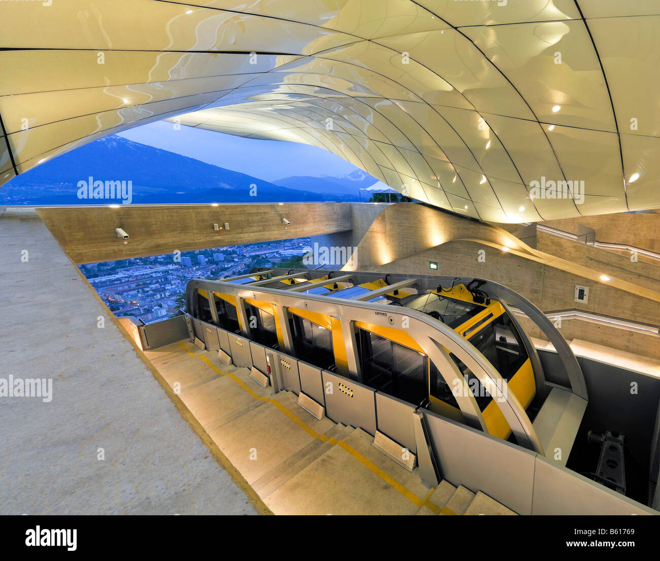 La Hungerburgbahn stationnés dans la station de montagne, conçu par l ...