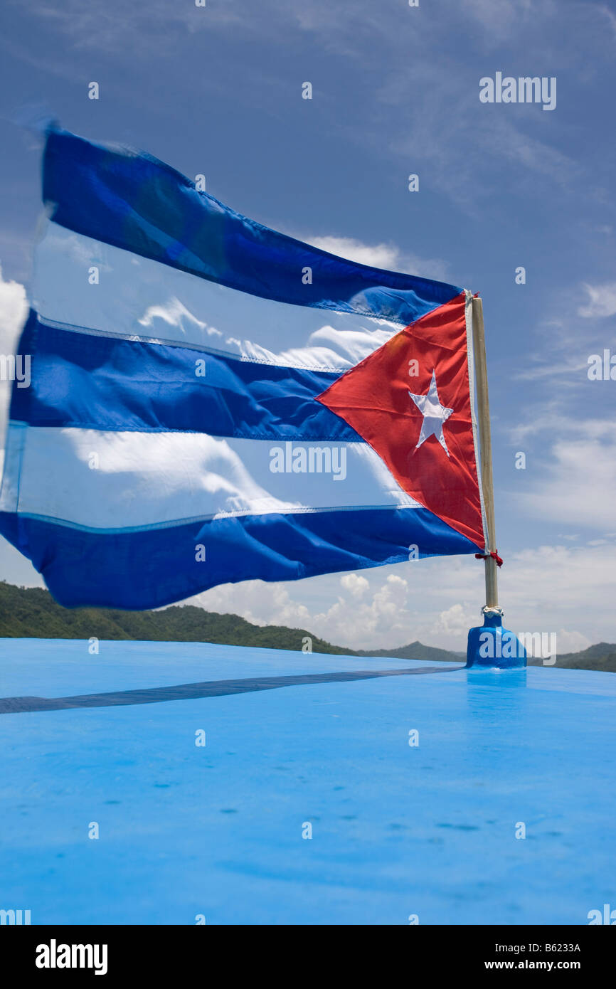 Drapeau cubain dans le vent, de Cuba, des Caraïbes, d'Amérique Photo ...