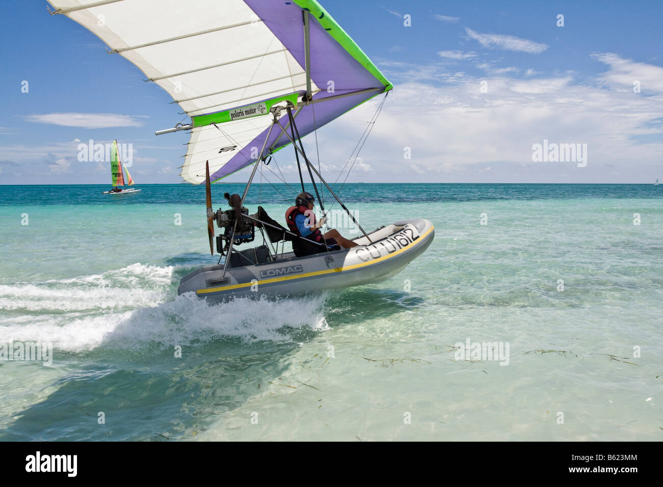 Deltaplane motorisé à l'atterrissage sur la mer, UL-Trike, avion ultra ...