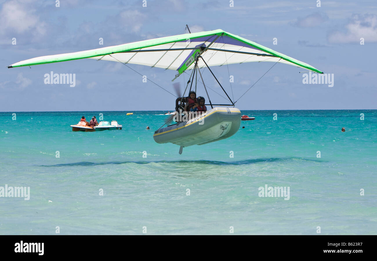 Deltaplane motorisé à l'atterrissage sur la mer, UL-Trike, avion ultra ...