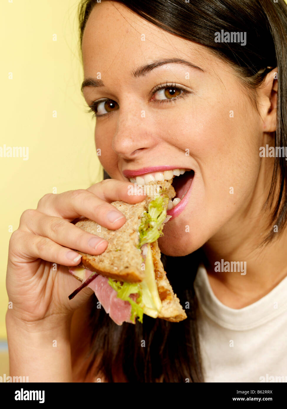 Woman eating sandwich model released Banque de photographies et d ...