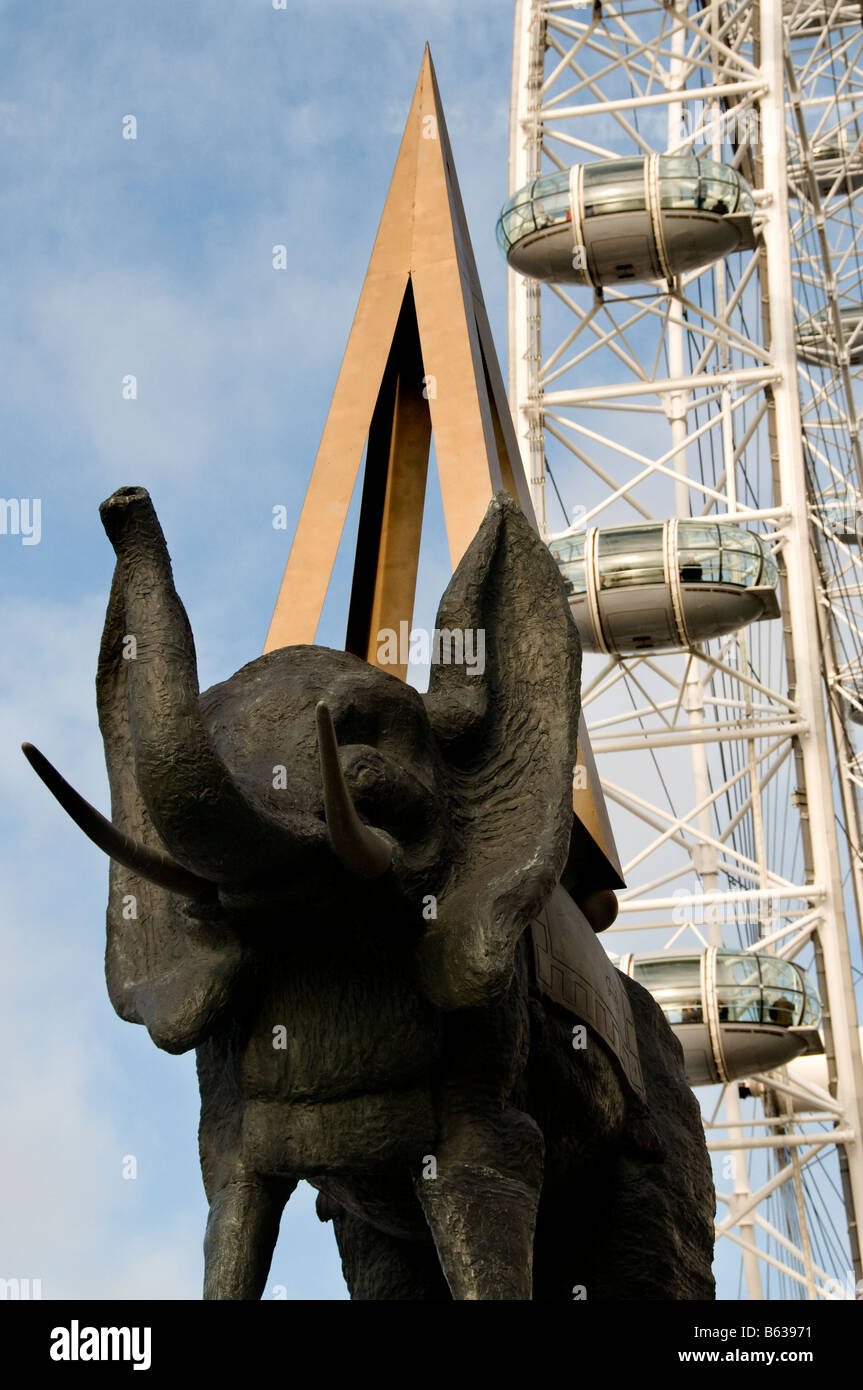 L'éléphant de l'espace par Salvador Dalí avec London Eye en arrière ...