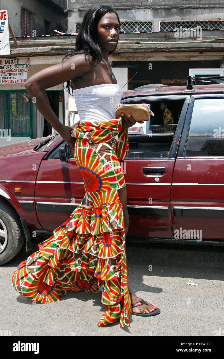 Woman traditional dress cameroon Banque de photographies et d’images à ...