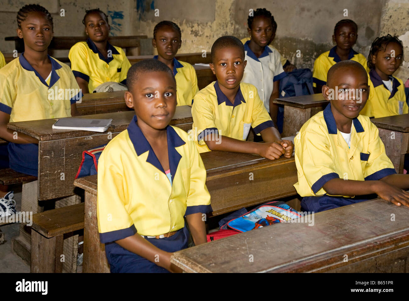 Batiment scolaire cameroun Banque de photographies et d’images à haute ...
