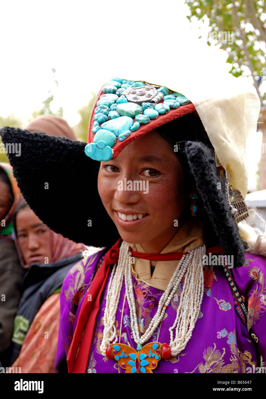 Une femmes ladakhis porte le Perak , une robe traditionnelle,en tête ...