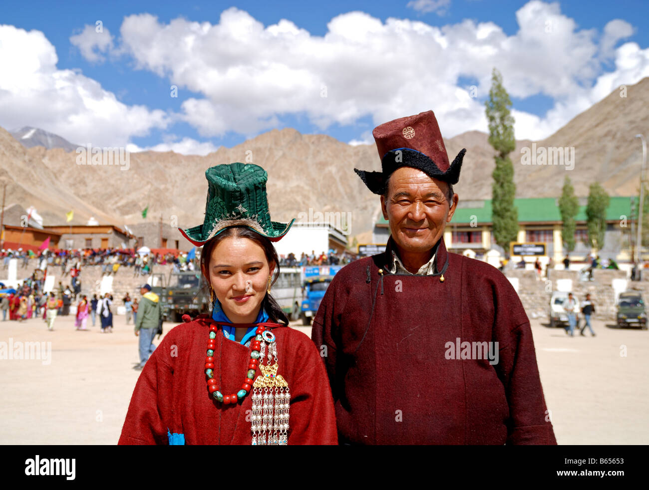 Une femme Ladakhis et l'homme vêtu du costume traditionnel robe ...