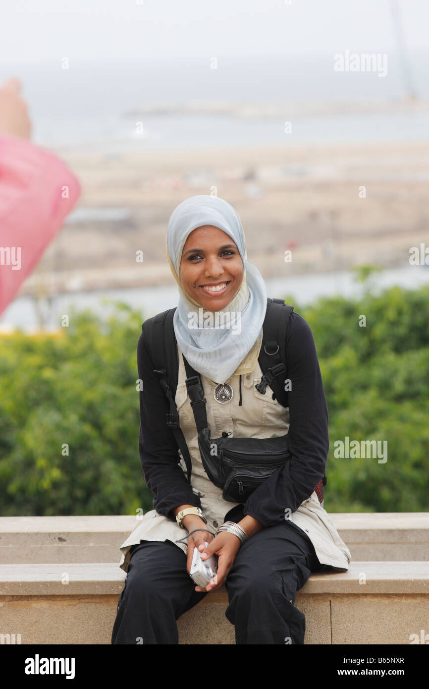 Jeune femme marocaine souriante Banque de photographies et d’images à ...