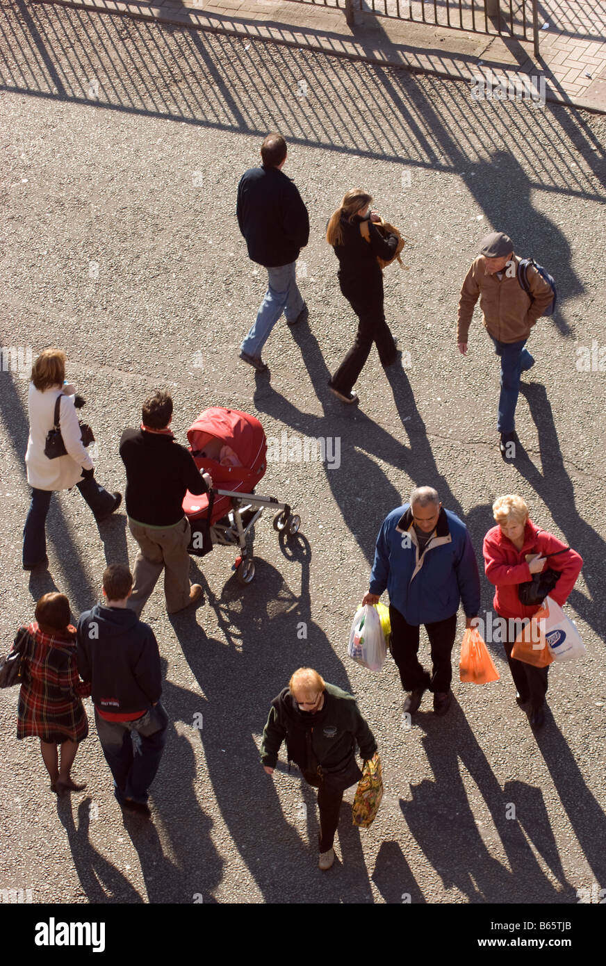 Foule traversant la route Banque de photographies et d’images à haute ...